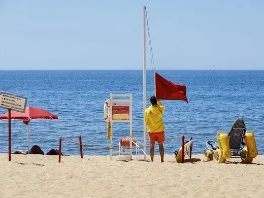 Rode vlag op stranden door vervuiling - The Portugal News