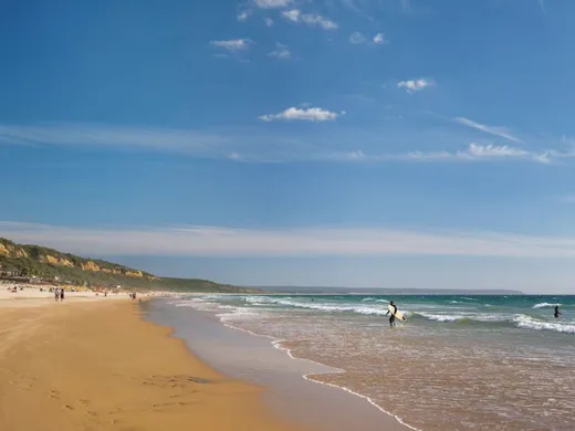 Reposição de areia nas praias da Costa Caparica - The Portugal News