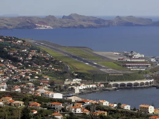Strong winds affecting flights - The Portugal News