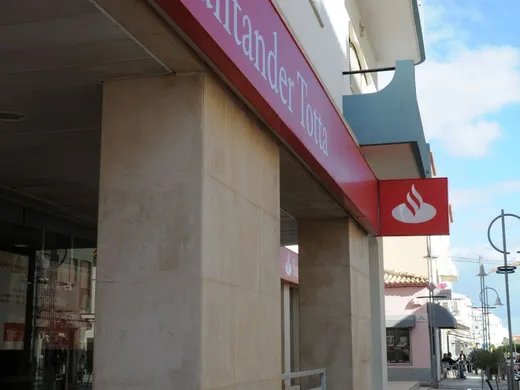 Santander Totta confirms plan to close branches - The Portugal News
